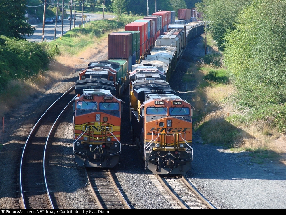 BNSF 4698 East/BNSF 6716 East